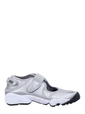 Nike Metallic Sneakers - Silver