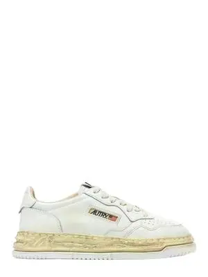 GENERAL SCALE. Medalist Sneakers - White