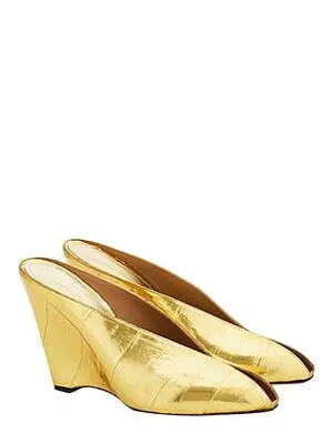 FERRAGAMO Laminated Eel Peep-toe Wedge Mules - Oro