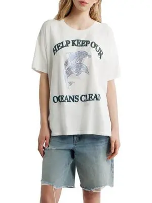 DAYDREAMER Graphic T-Shirt