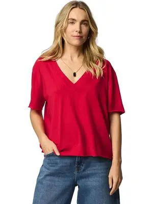 Splendid Splendid Kacey V-Neck Tee In Jersey With Raw Edges Rouge