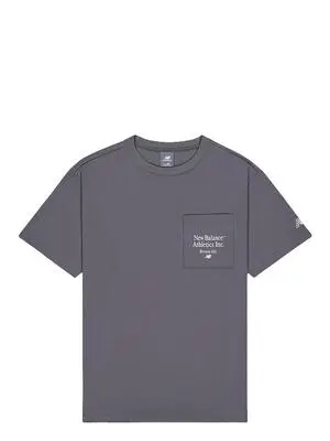NEW BALANCE Graphic Pocket T-shirt Asia Sizing - Grey