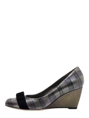 FERRAGAMO Vara Bow Patterned Wedge Pumps - Grey