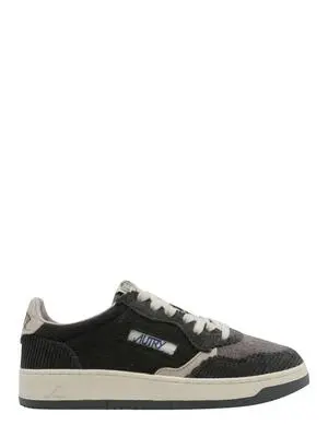 AUTRY Medalist Low Trainers In Smooth Calfskin With Perforated Toe And Lace Up Detail - Black 2