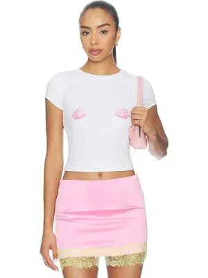 Superdown Superdown Trysta Baby Tee In White. Shells