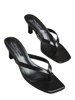 TONY BIANCO Black Leather Kitten Heel Thong Sandals - Black Como