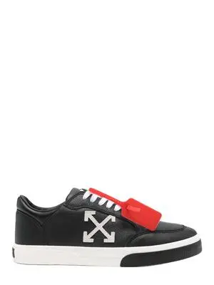Off-White Low Vulcanized Sneakers With Arrows Motif - Black