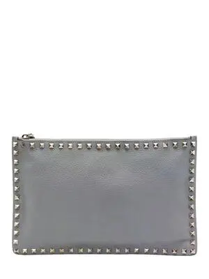 Valentino Garavani Grained Calfskin Rockstud Zip Clutch Bag - Grey