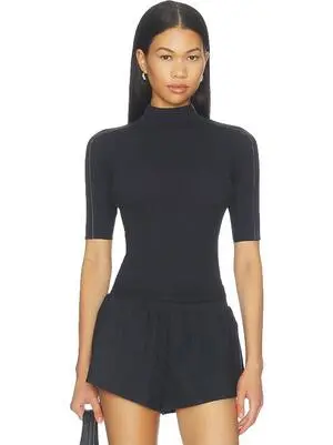 NIKESKIMS Weightless Short Sleeve Top - Black