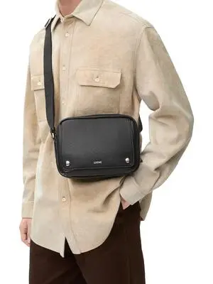 Loewe Medium Pebble Messenger Bag In Grained Leather - Black