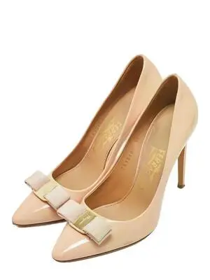 SALVATORE FERRAGAMO Ferragamo Vara Pumps With Logo-Engraved Plaque