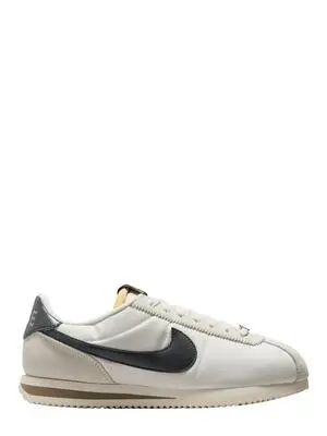Nike Retro Low Top Casual Sneakers - White