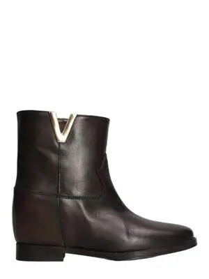 JULIE DEE V-plaque Leather Boots - Brown