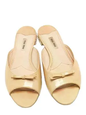 Miu Miu Miu Miu Patent Leather Bow Detail Embellished Heel Slides Neutrals