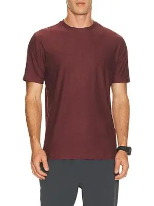 Vuori Strato Tech Tee In Red - Fig Heather