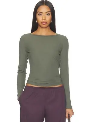 Vuori Longsleeve Pose Subtle Scoop Top In Olive - Army