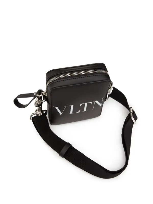 Valentino Garavani VLTN フラップ メッセンジャーバッグ Valentino Garavani Vltn Messenger Bag In Black - 50% Off