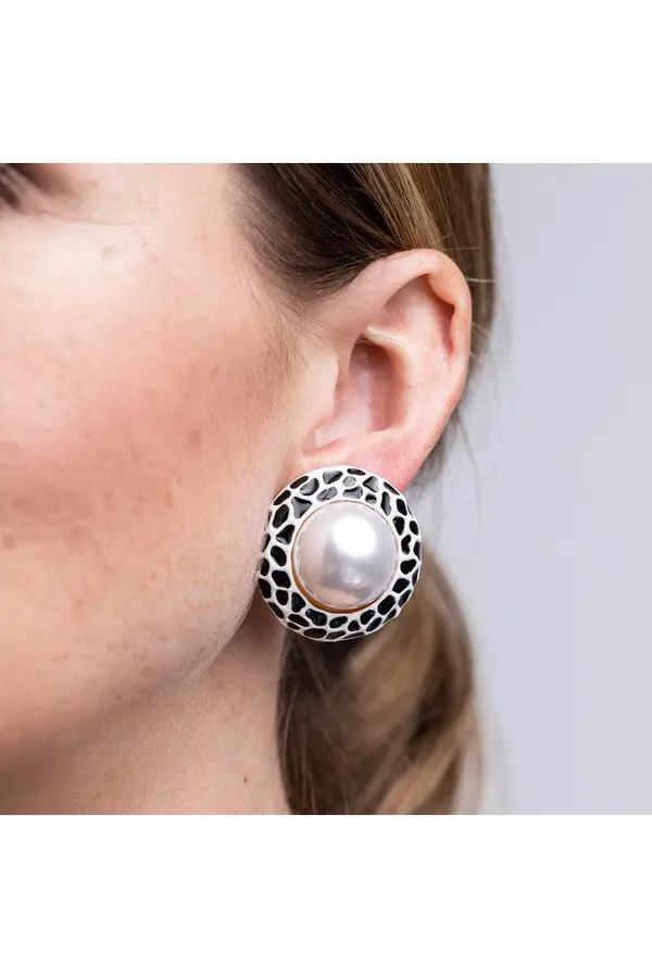 KENNETH JAY LANE Cultura Pearl Clip On Earrings - Black