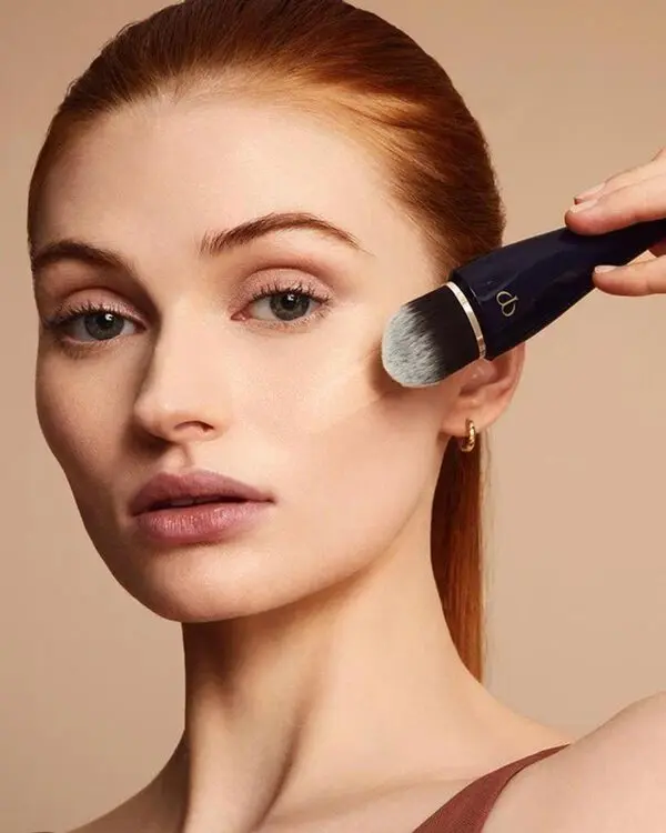 CLE DE PEAU BEAUTE Radiant Fluid Foundation Natural Spf 25, 1.1 Oz - Bf10 Light Buff