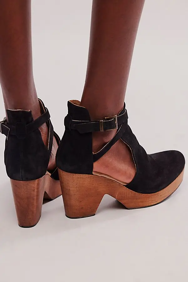 Free People Leather Clogs With Wooden Sole - Black | Editorialist