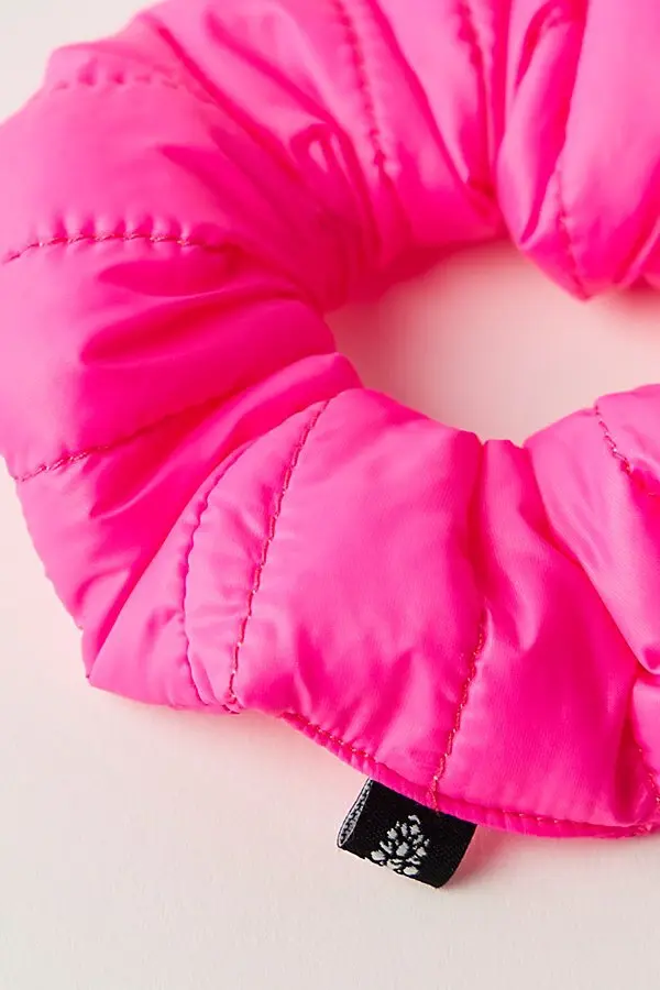 Free People Sports Puffer Scrunchie - Magenta