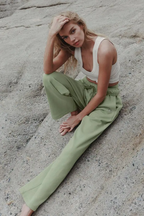 Alo Yoga Accolade Straight Leg Sweatpant - Dune Grass