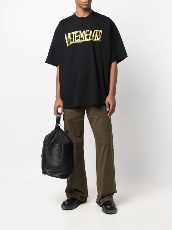 Vetements World Tour T-Hirt In Black - 49% Off | Editorialist