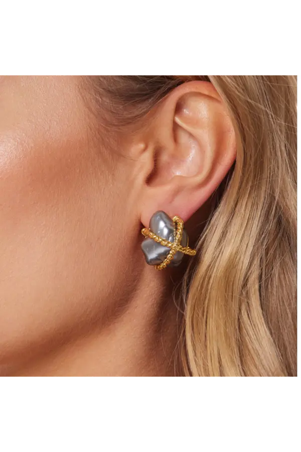 KENNETH JAY LANE Grey Pearl With Nugget Clip On Earrings - Gold