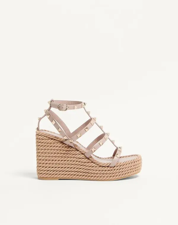 Valentino Garavani Rockstud Ankle Strap Wedge Sandals In Calfskin Leather - Poudre