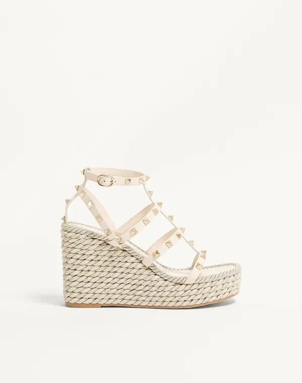 Valentino Garavani Rockstud Calfskin Wedge Sandal With Straps 95 Mm - Light Ivory