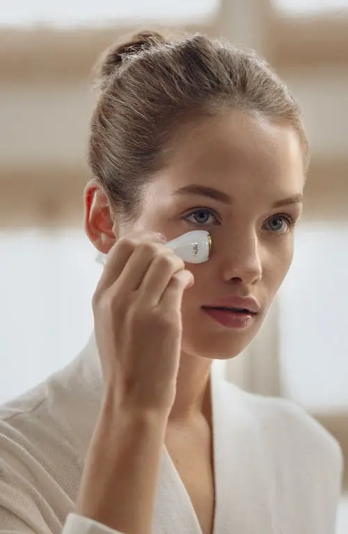 Sisley Sisleÿa L'intégral Anti-age Eye & Lip Contour Cream & Massage Tool