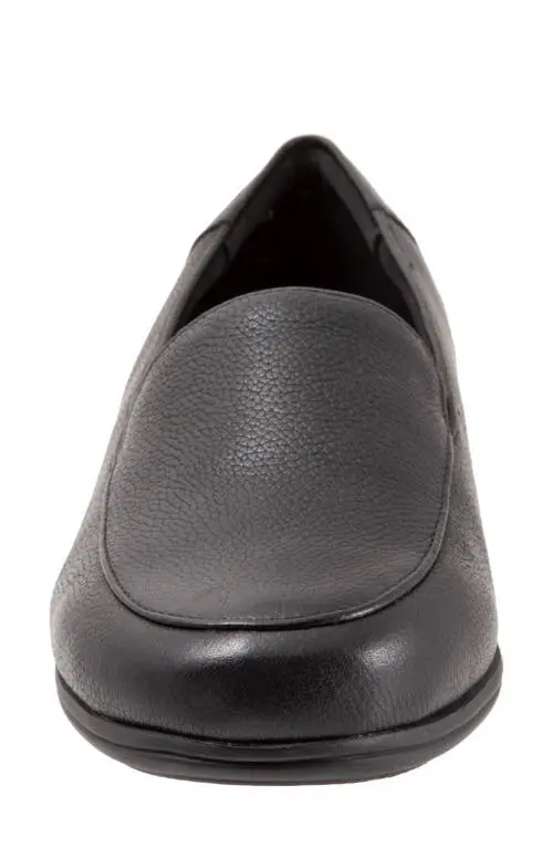 Trotters Deanna Flat Loafer