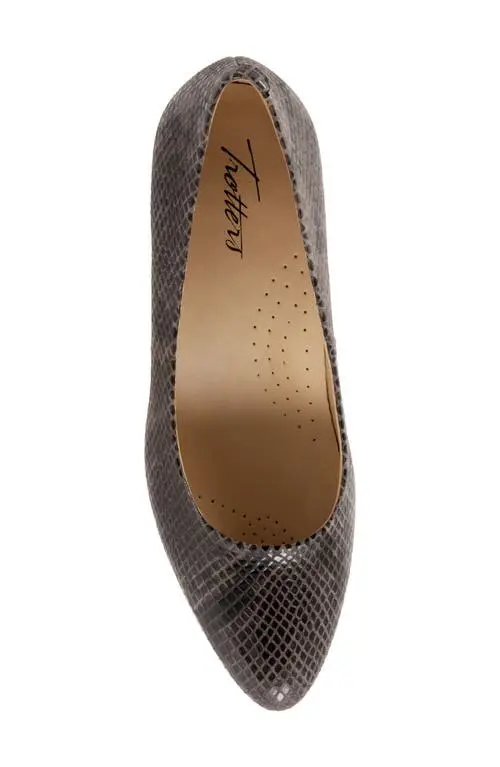 Trotters Kari Pointy Toe Pump