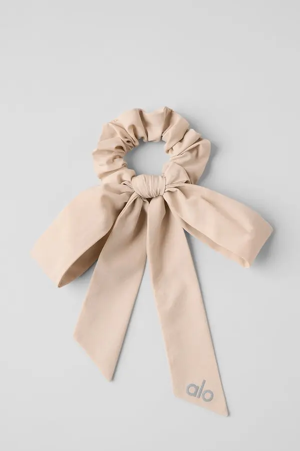 Alo Yoga Love Knots Tie Scrunchie - Macadamia