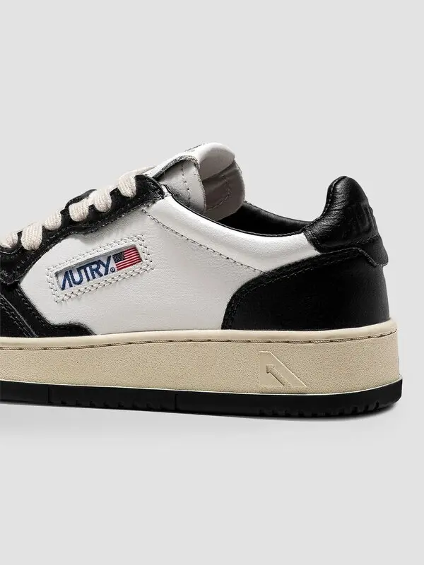 AUTRY Medalist Leather Low-top Sneakers - White Black