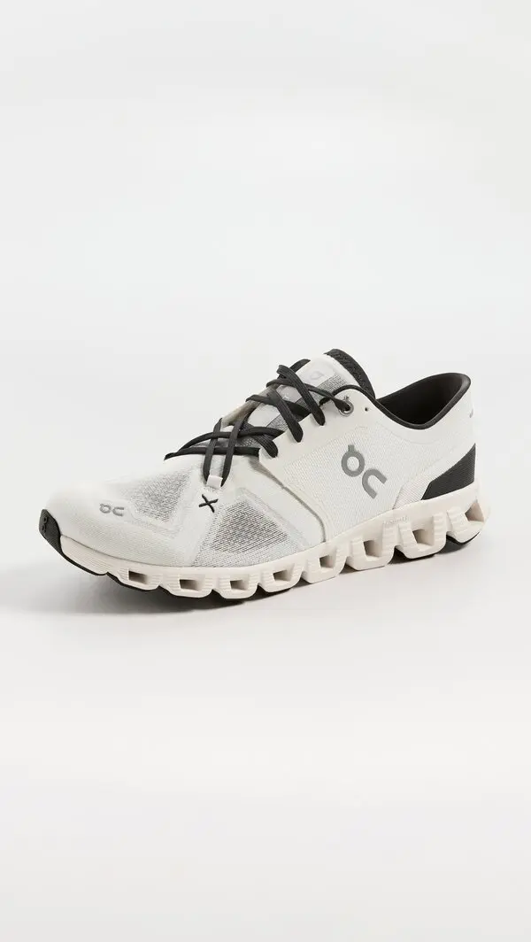 On X 3 Sneakers