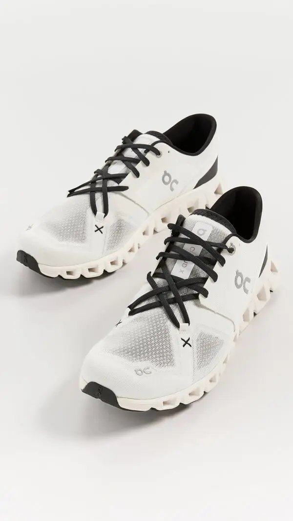 On X 3 Sneakers