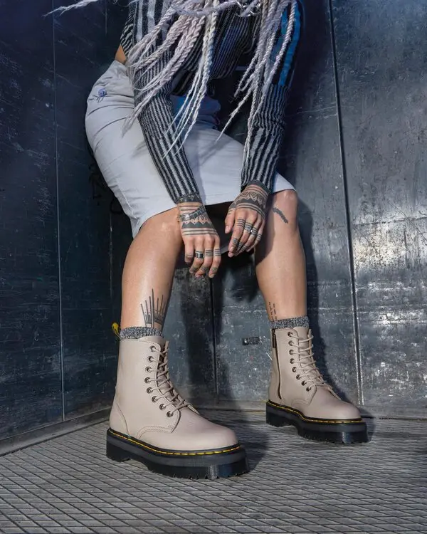 Dr. Martens Jadon Iii Boot Pisa Leather Platforms In Cream - 40