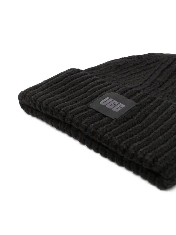 UGG Logo-patch Ribbed-knit Beanie - Black