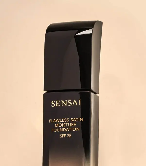 SENSAI Flawless Satin Moisture Foundation Spf 25