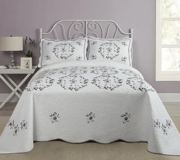 MODERN HEIRLOOM Gwen Queen Bedspread