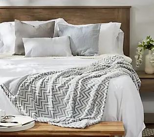 DESIGN IMPORTS Chevron Plush Throw