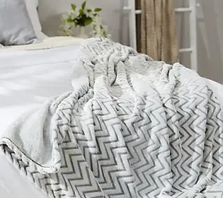 DESIGN IMPORTS Chevron Plush Throw