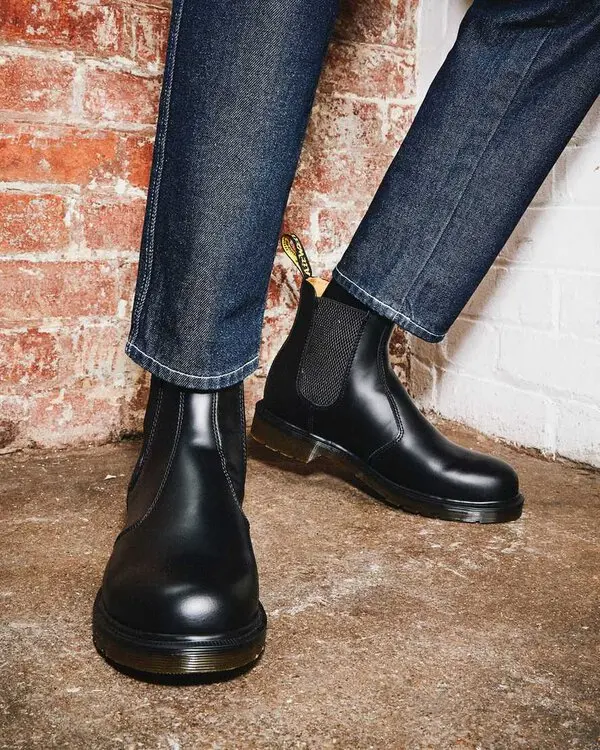 Dr. Martens 2976 Smooth Leather Chelsea Boots