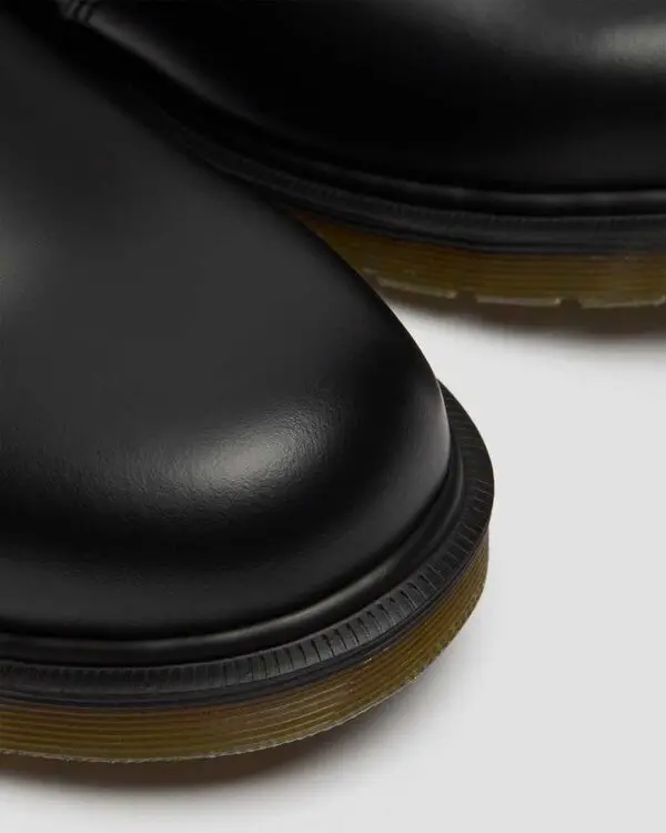 Dr. Martens 2976 Smooth Leather Chelsea Boots