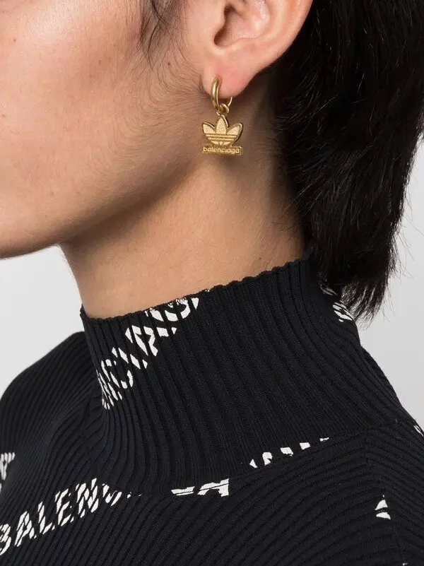 BALENCIAGA ゴールド Bチャームピアス Balenciaga XS B Chain Earrings in Shiny Gold | FWRD