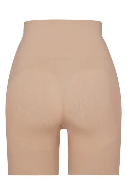 SKIMS Butt Enhancing Lifting Shorts - Clay