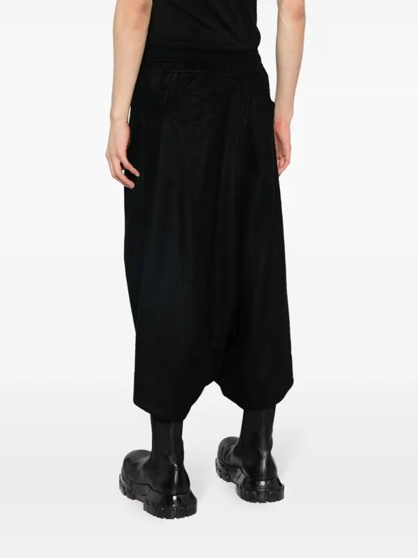 パンツ JULIUS Drop-Crotch Cropped Pants Julius Drop-Crotch Cropped Track Pants In Black - 30% Off