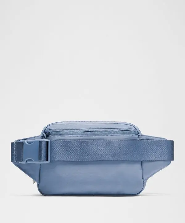 Lululemon Everywhere Belt Bag Large 2l - Washed Denim