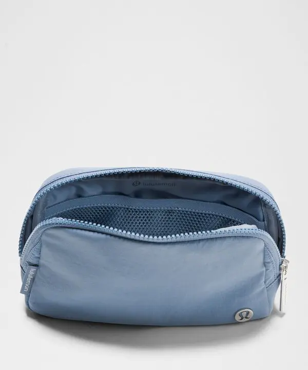 Lululemon Everywhere Belt Bag Large 2l - Washed Denim